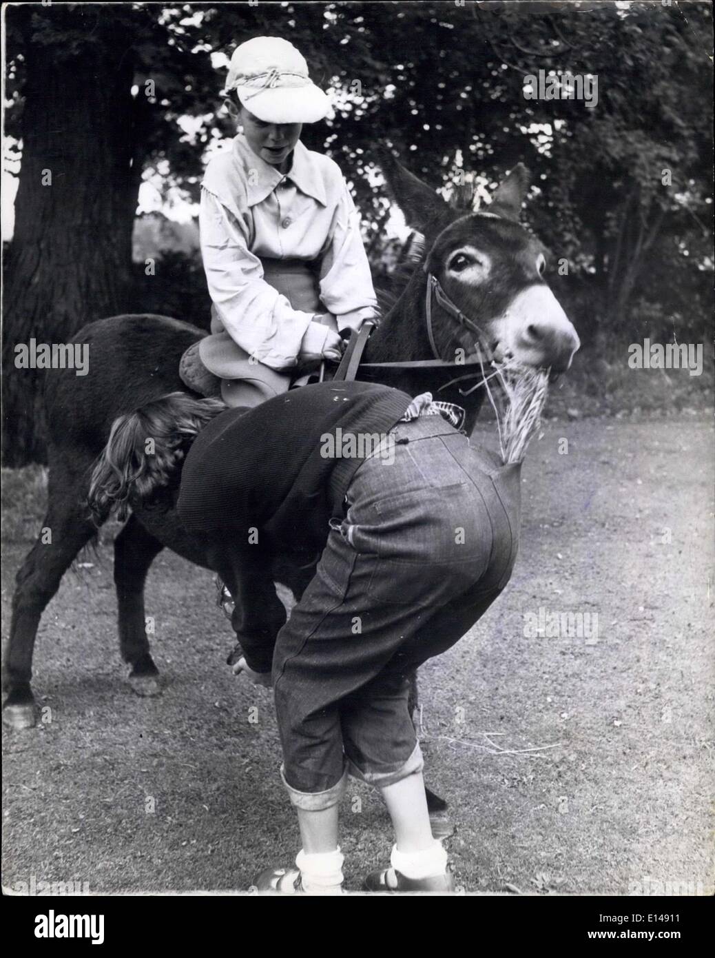 Getting meal from behind counter -Fotos und -Bildmaterial in hoher ...