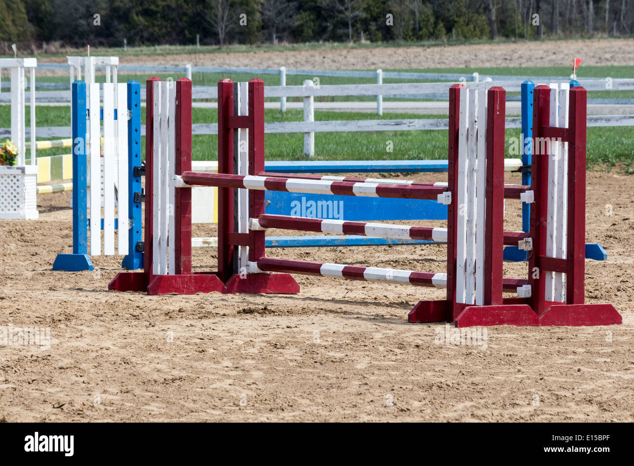 Oxer jump white horse -Fotos und -Bildmaterial in hoher Auflösung – Alamy