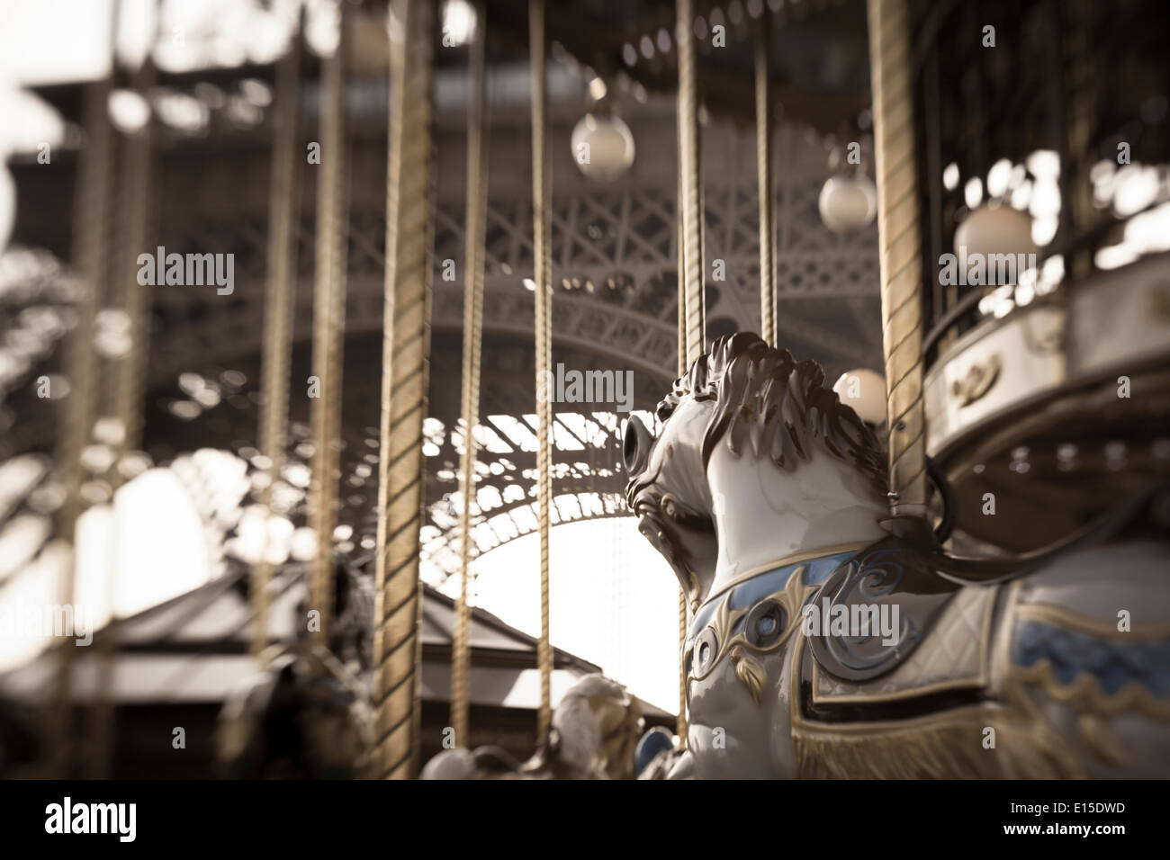 Frankreich, Paris, Karussell-Pferd vor Eiffelturm, Teilansicht ...