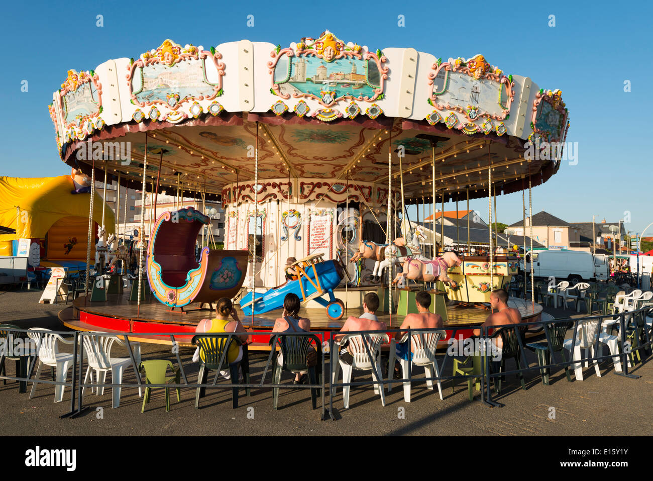 Kleiner jahrmarkt -Fotos und -Bildmaterial in hoher Auflösung – Alamy
