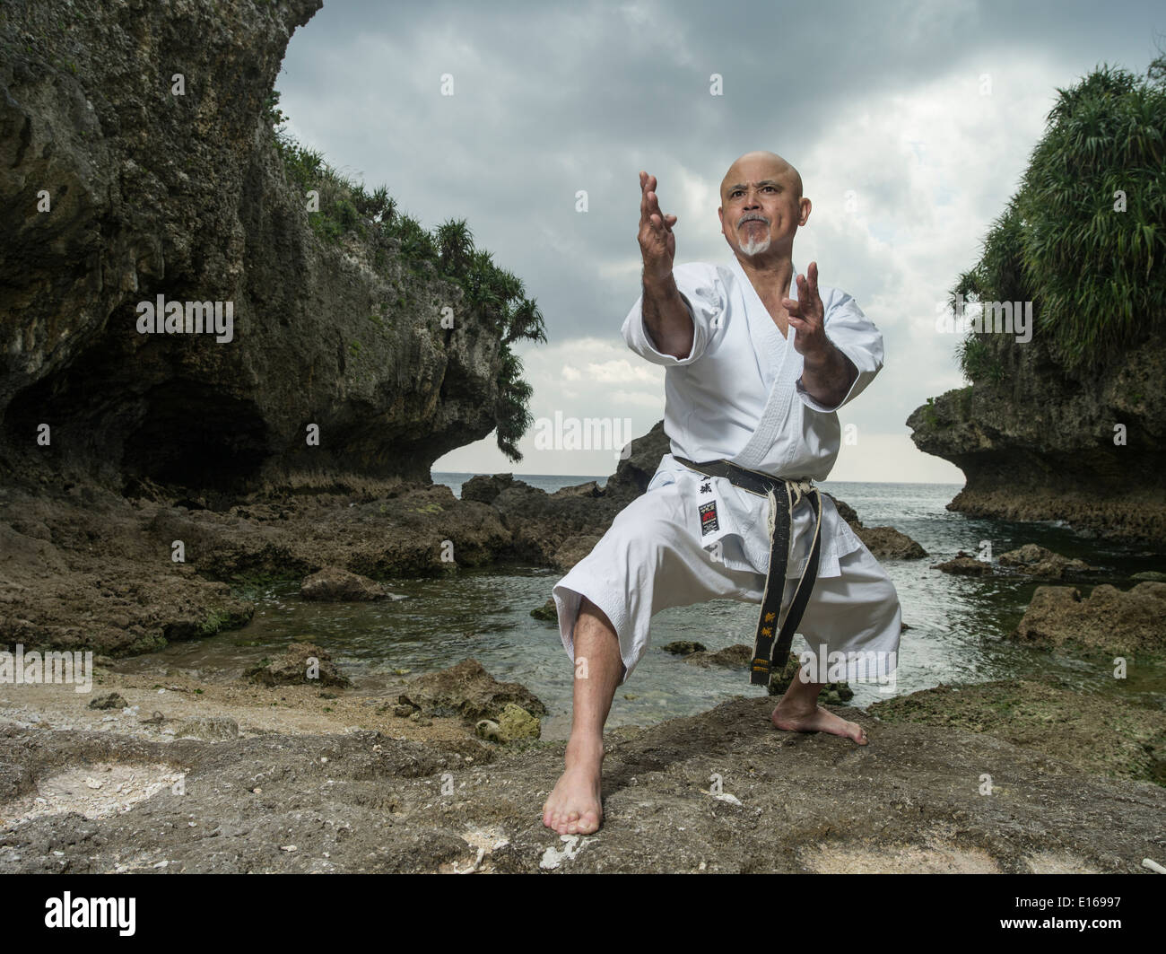 Training am strand in yomitan -Fotos und -Bildmaterial in hoher ...