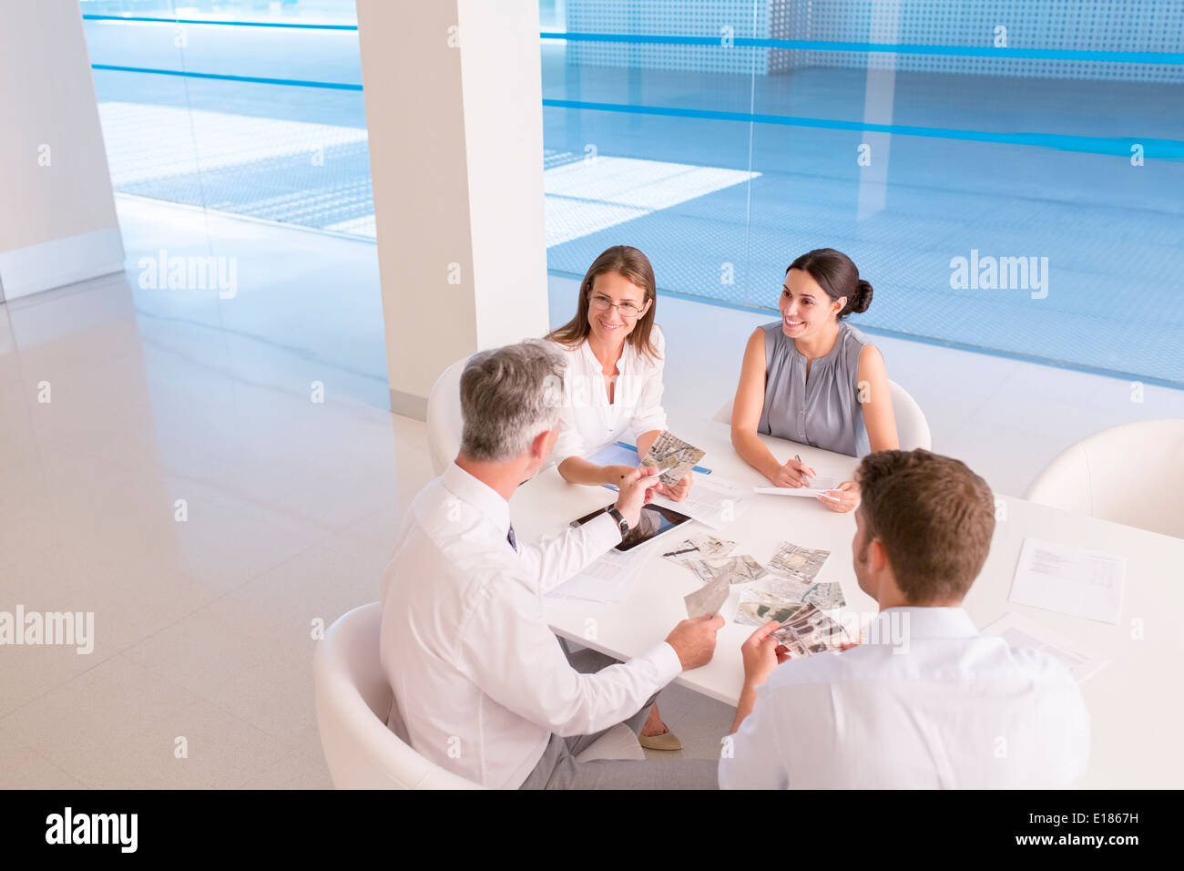 Business woman board meeting -Fotos und -Bildmaterial in hoher ...