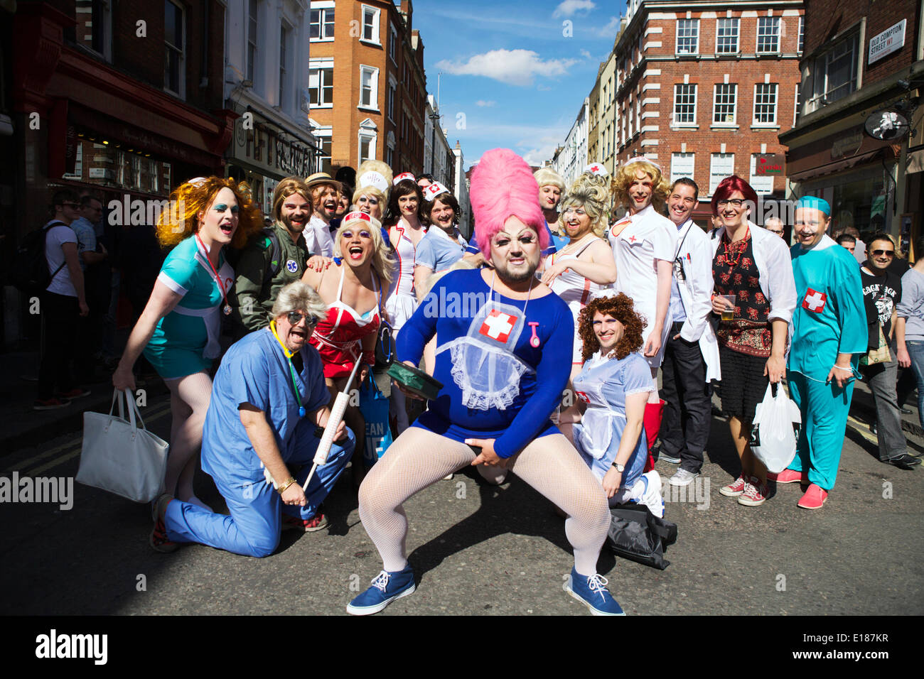 Soho, London: Schwule Drag Queens. Eine Gruppe von Homosexuellen ...