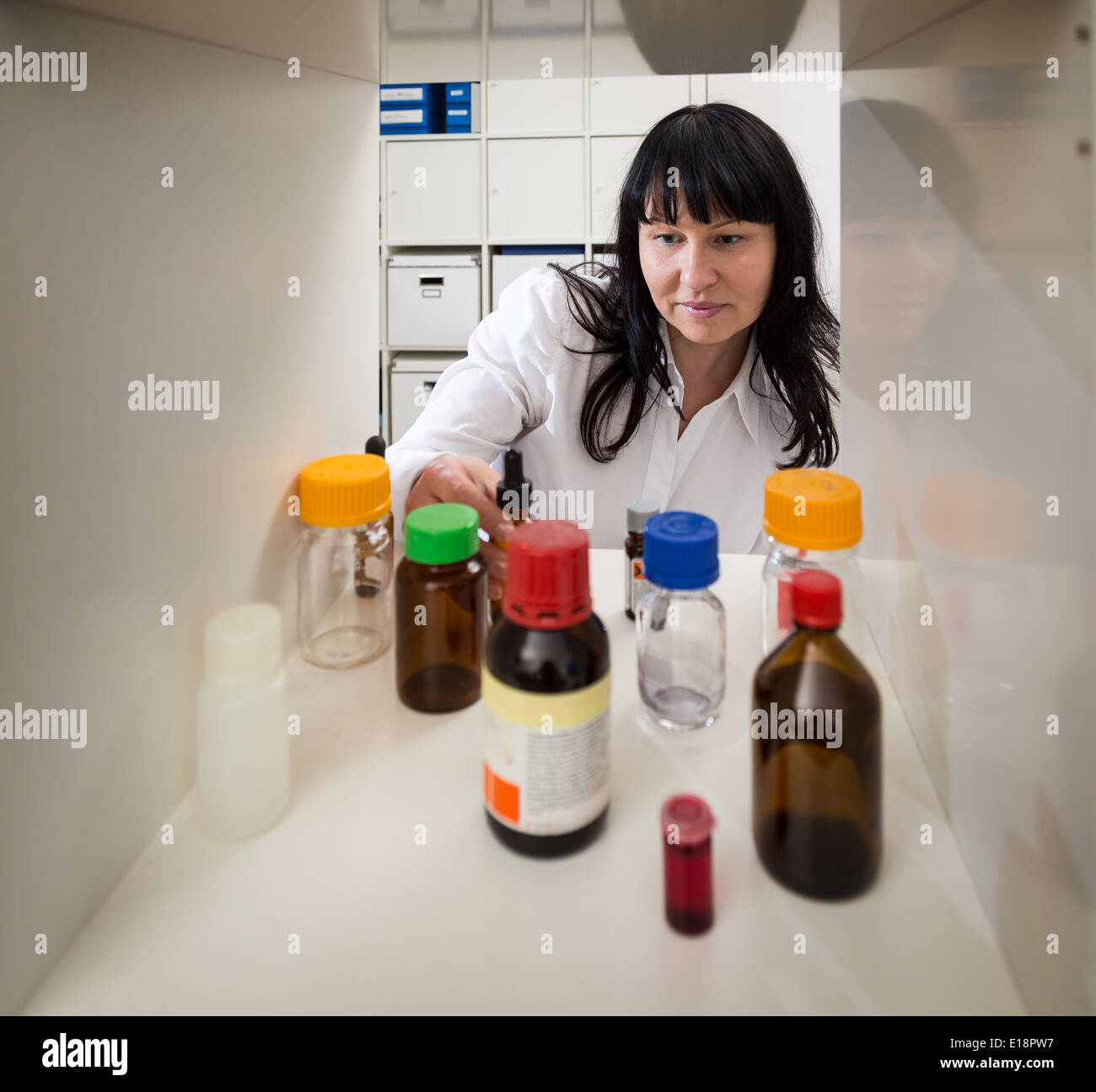 Mädchen nimmt medikament -Fotos und -Bildmaterial in hoher Auflösung ...