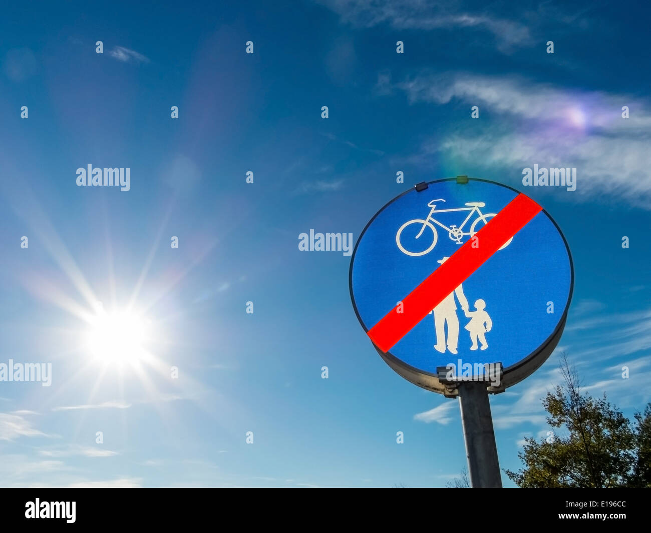 Schild F¸r Radweg Und Gehweg. Miteinander Im Straﬂenverkehr ...