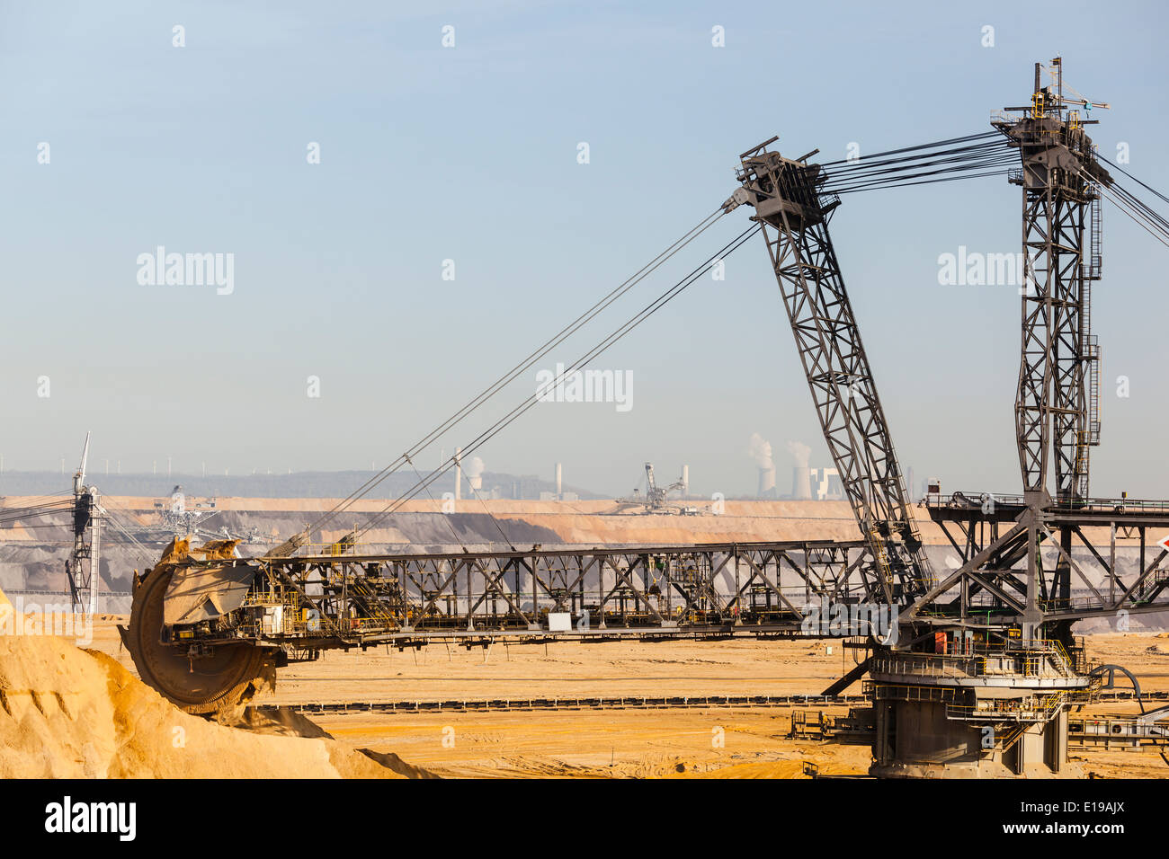 Einen riesigen Schaufelradbagger bei der Arbeit in einer Braunkohle ...