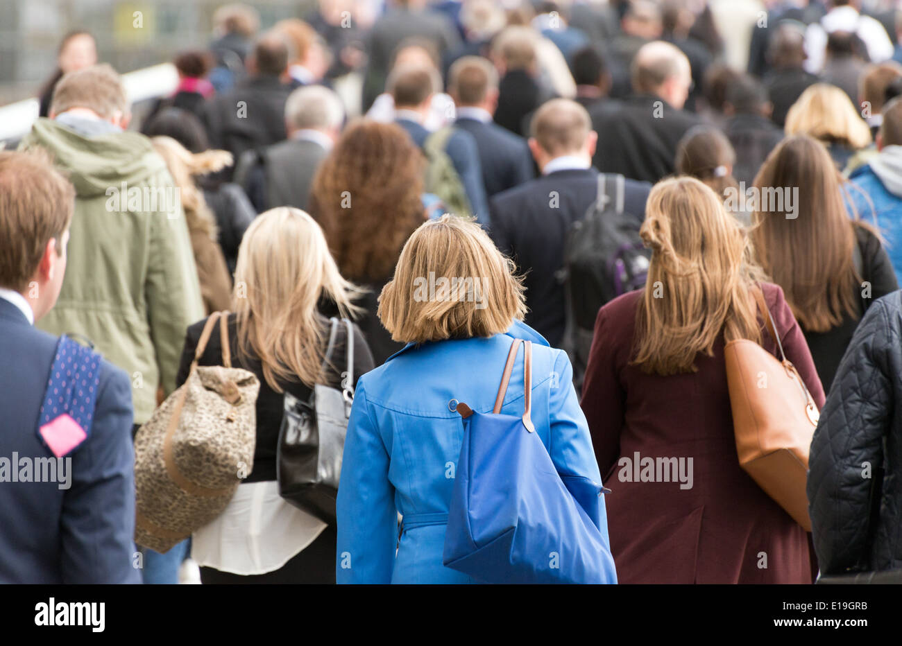 Menge von pendlern hauptverkehrszeit -Fotos und -Bildmaterial in hoher ...