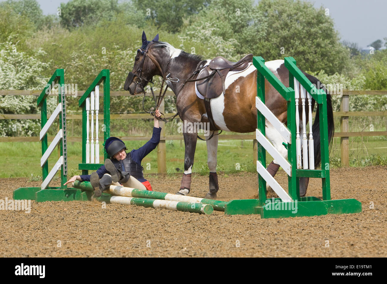 Horse rider falling from horse -Fotos und -Bildmaterial in hoher ...