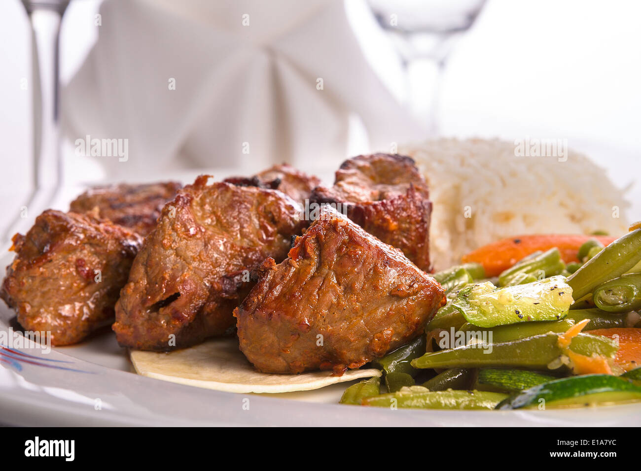 Shish kebab rice -Fotos und -Bildmaterial in hoher Auflösung – Alamy