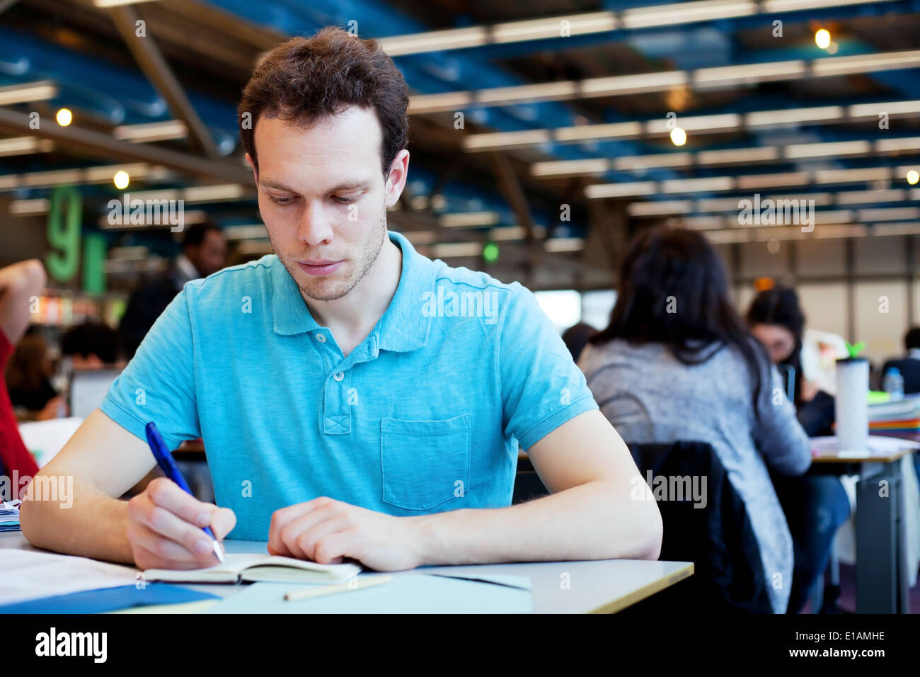 Male college student -Fotos und -Bildmaterial in hoher Auflösung – Alamy