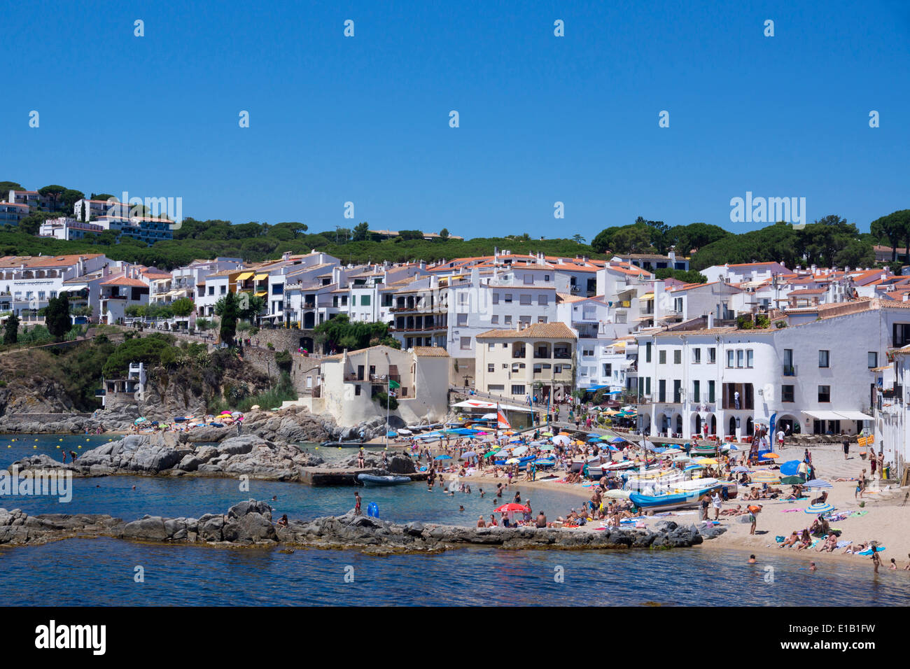 Touristen am Strand Calella de Palafrugell Stadt, Katalonien, Spanien ...