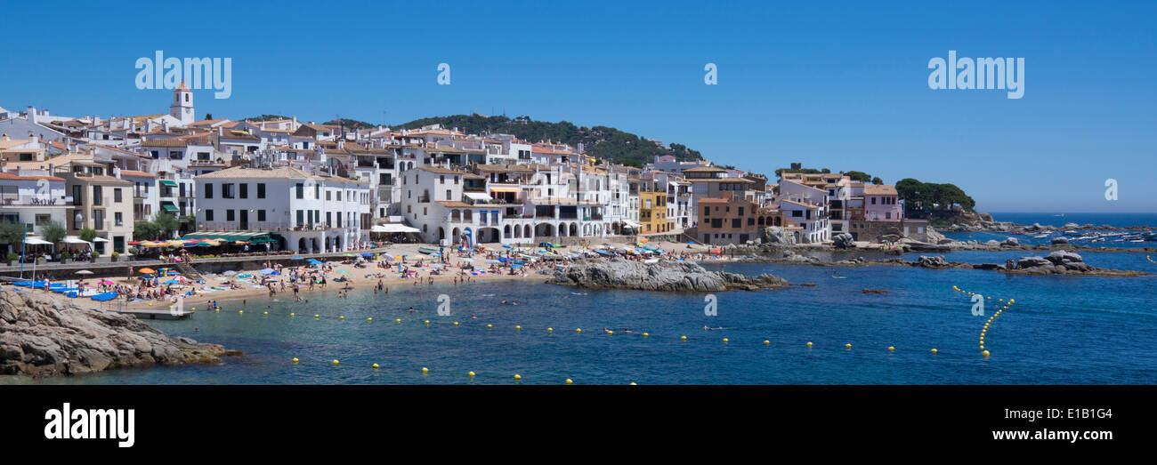 Touristen am Strand Calella de Palafrugell Stadt, Katalonien, Spanien ...