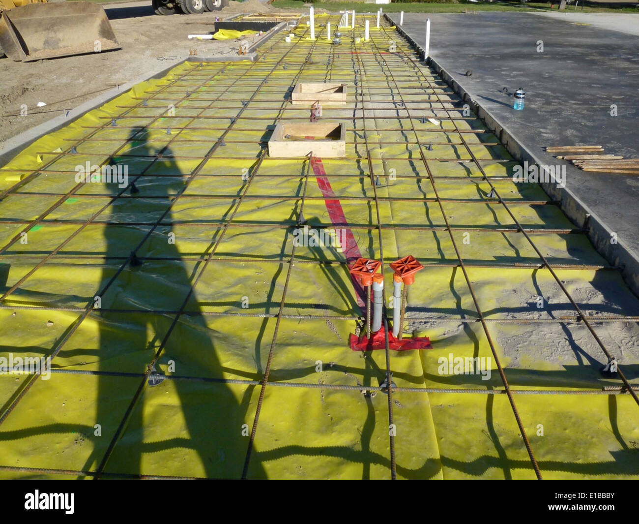 Das Bild zeigt einen Fotografen auf Stelzen, der eine einzigartige ...