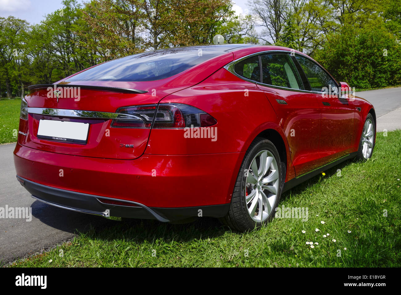 Roter Tesla Model S P85, Ein Luxus-Elektroauto Stockfotografie - Alamy