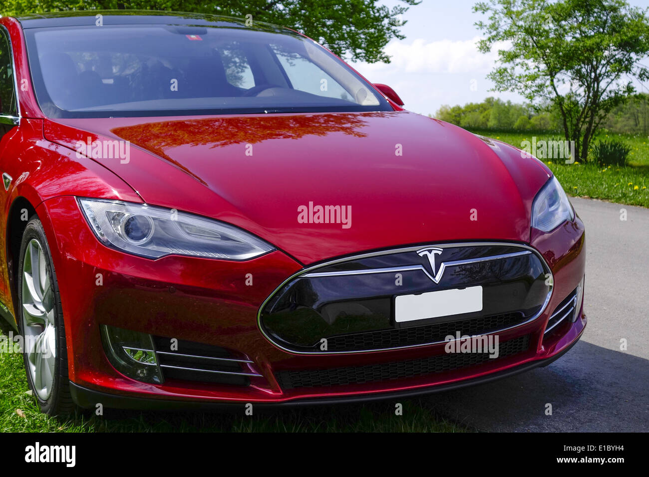 Roter Tesla Model S P85 Ein Luxus Elektroauto Stockfotografie Alamy