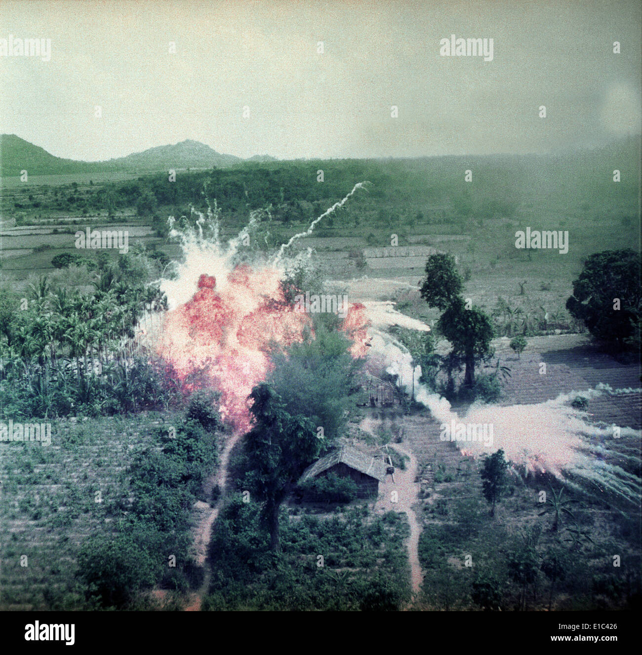 Vietnam-Krieg, explodieren Napalmbomben auf Viet Cong Strukturen ...