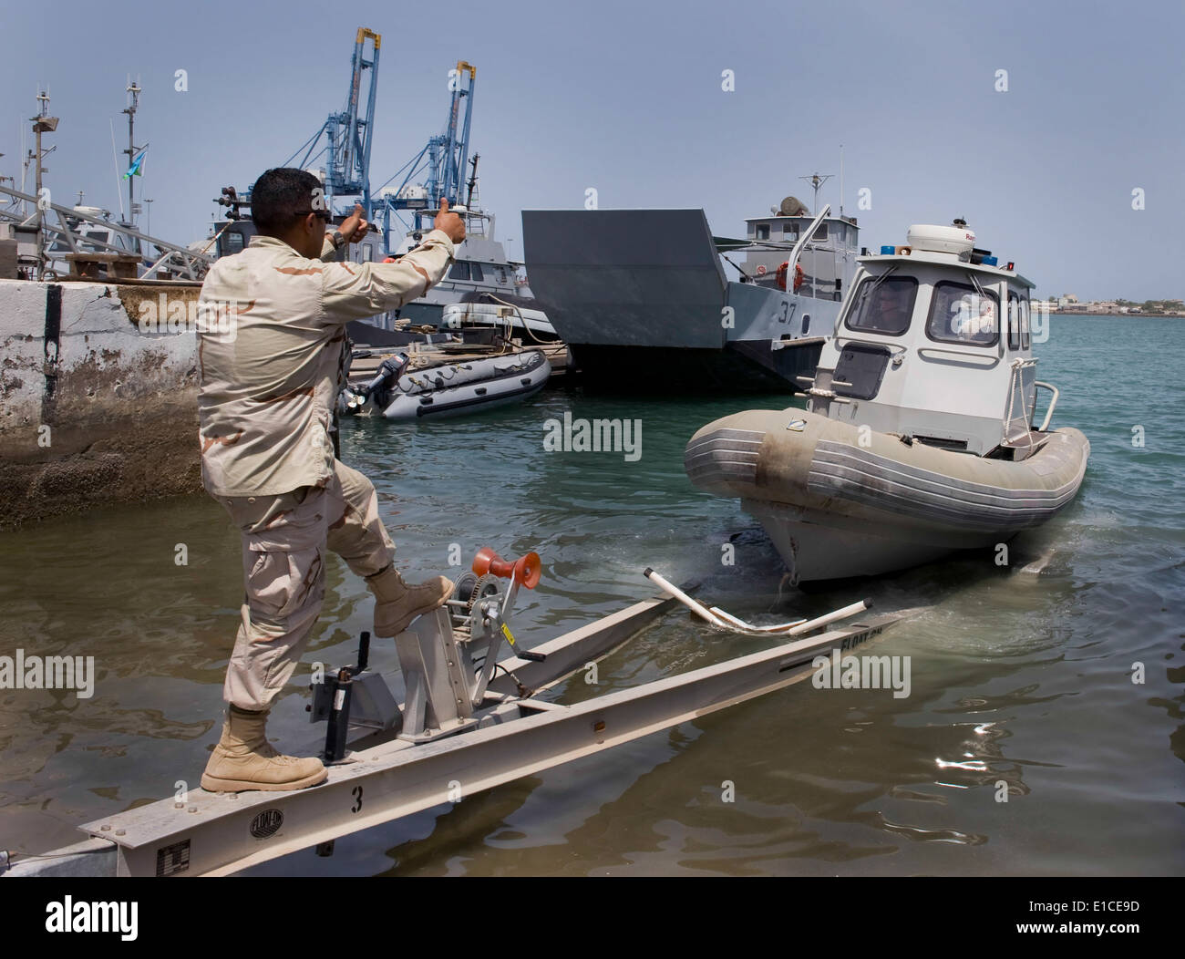 US Navy Waffenwart 1. Klasse Pedro Rocha, ein Mitglied der Harbor ...