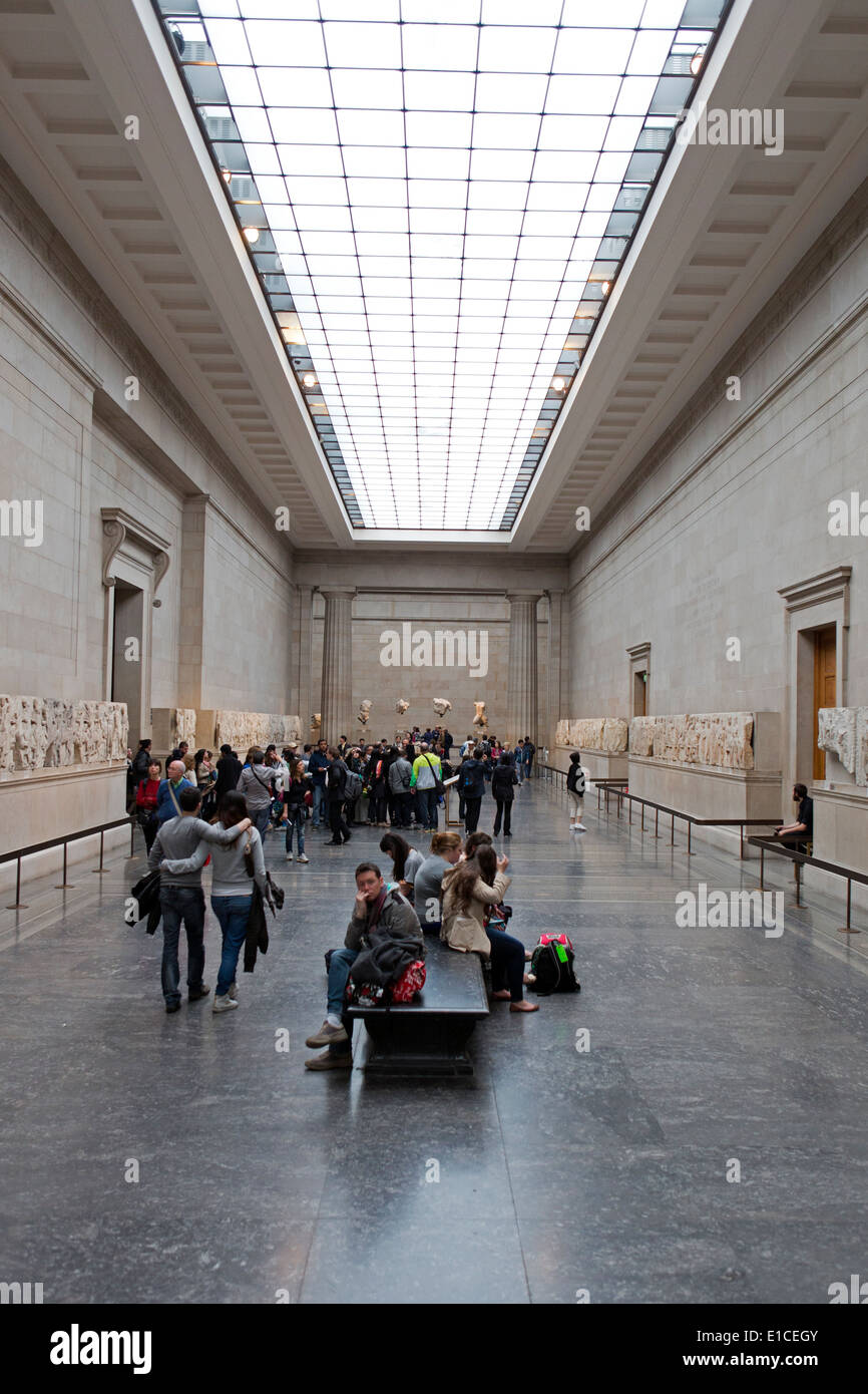 Die Elgin Marbles (Elgin Marbles) auf dem Display in der Duveen Gallery, British Museum, London ...
