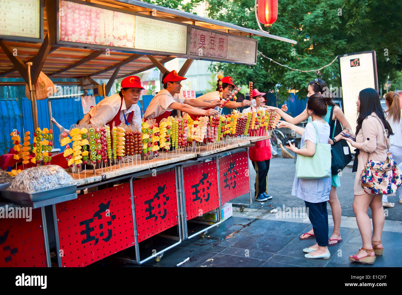 Snack street beijing -Fotos und -Bildmaterial in hoher Auflösung – Alamy
