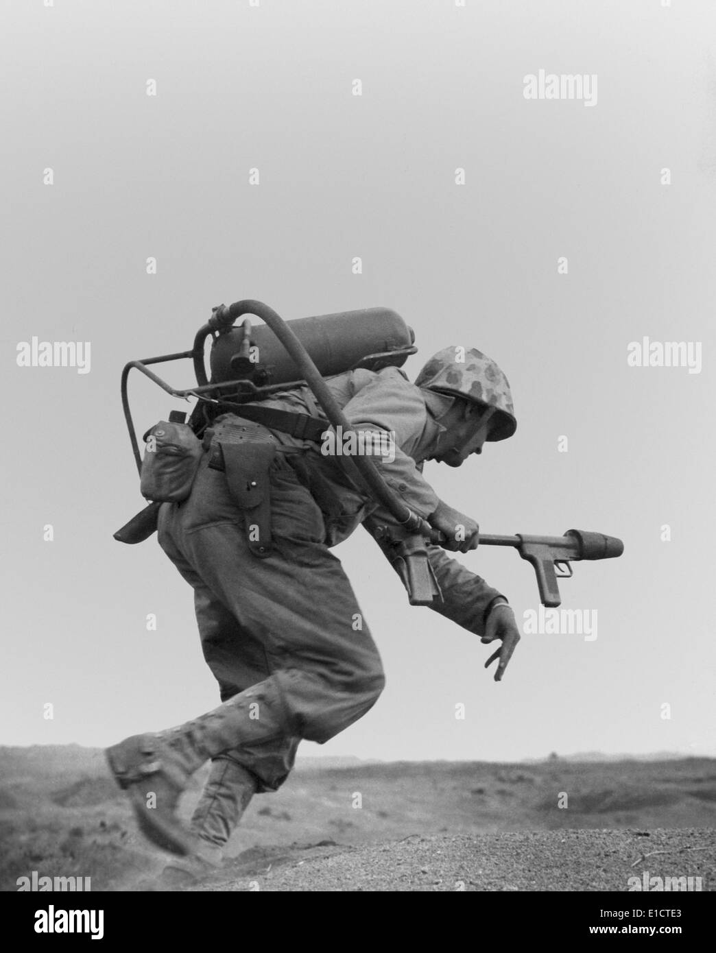 Marine mit einem Flammenwerfer, um einen japanischen Bunker auf ...