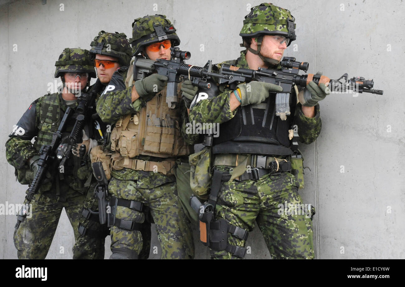 Danish military training -Fotos und -Bildmaterial in hoher Auflösung ...