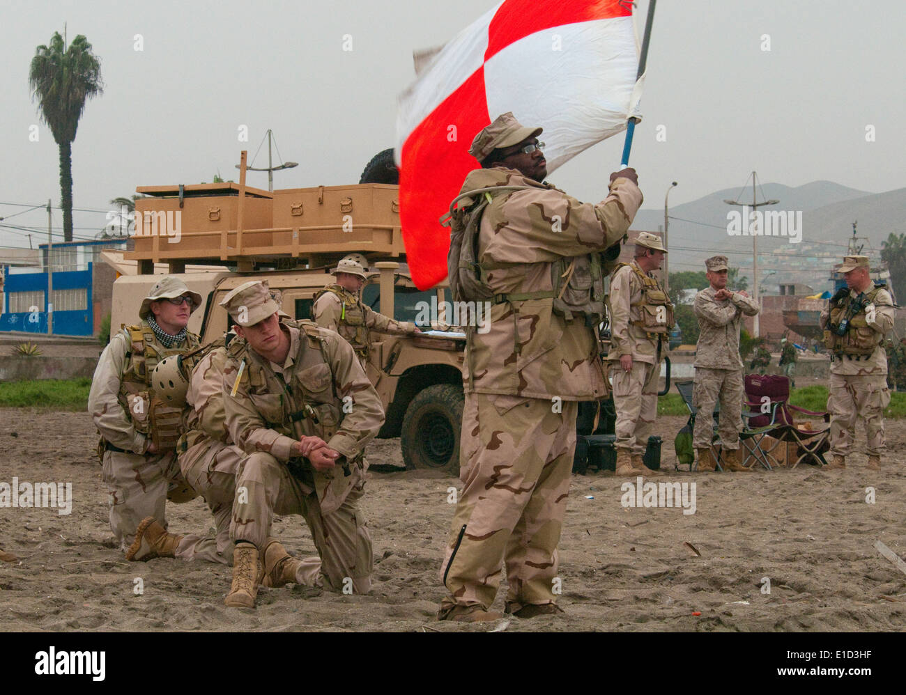US-Segler aus Beach Master Unit 1-signal zu Landing Craft Utility (LCU ...