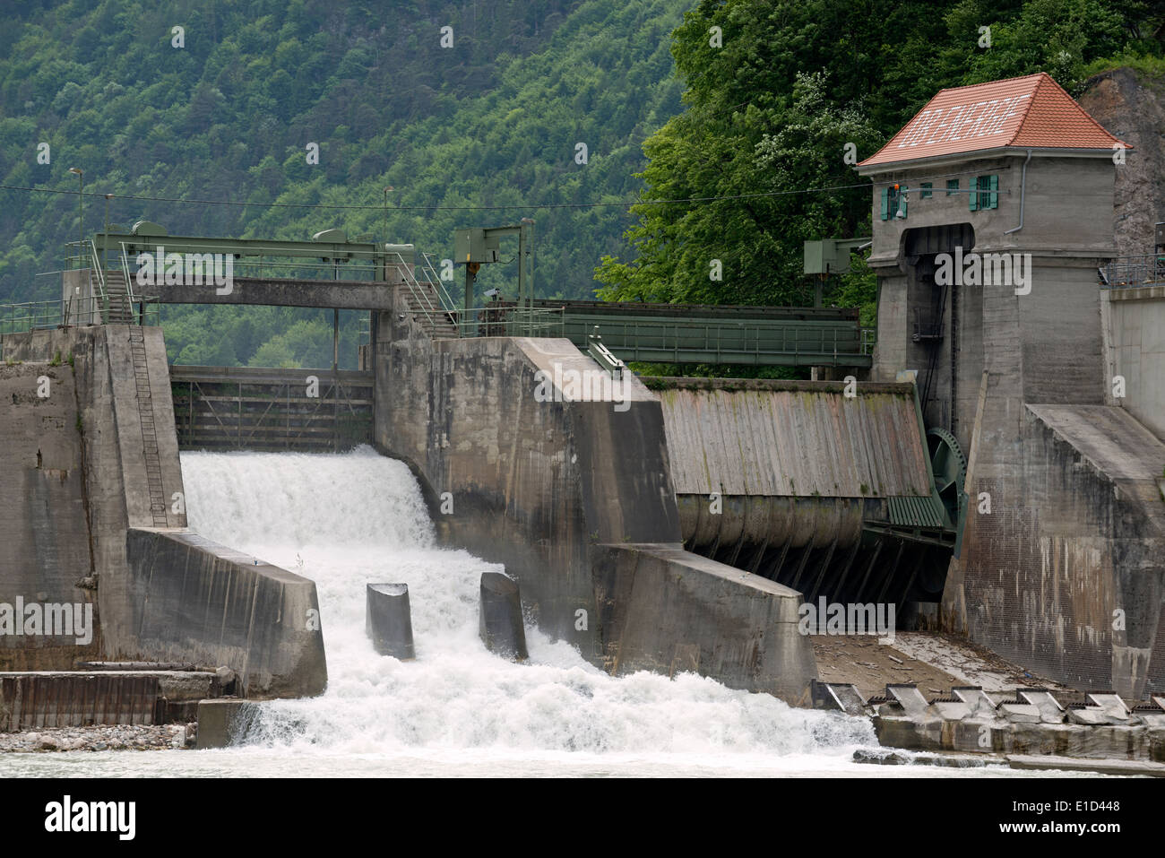 Wasserkraftwerk am Fluss Saalach im Besitz und betrieben von DB Energie ...