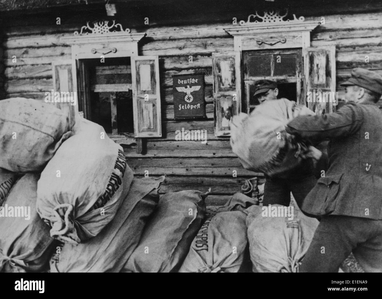 Das Bild von einer Nazi-Reportage zeigt eine Sammelstelle für Deutsche ...