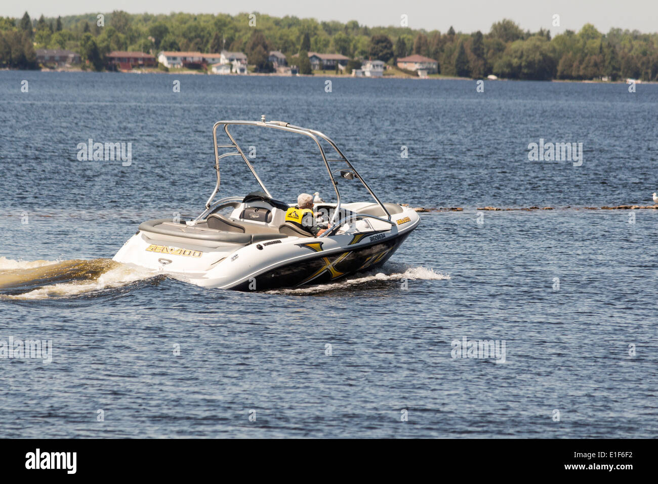 Mann im motorboot -Fotos und -Bildmaterial in hoher Auflösung – Alamy