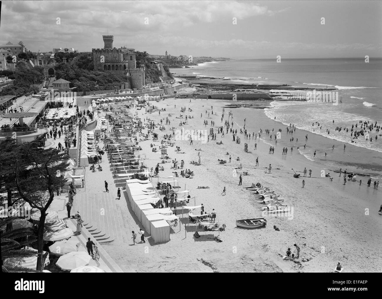 Praia do Tamariz in Estoril, Portugal, ist ein beliebtes Strandziel ...