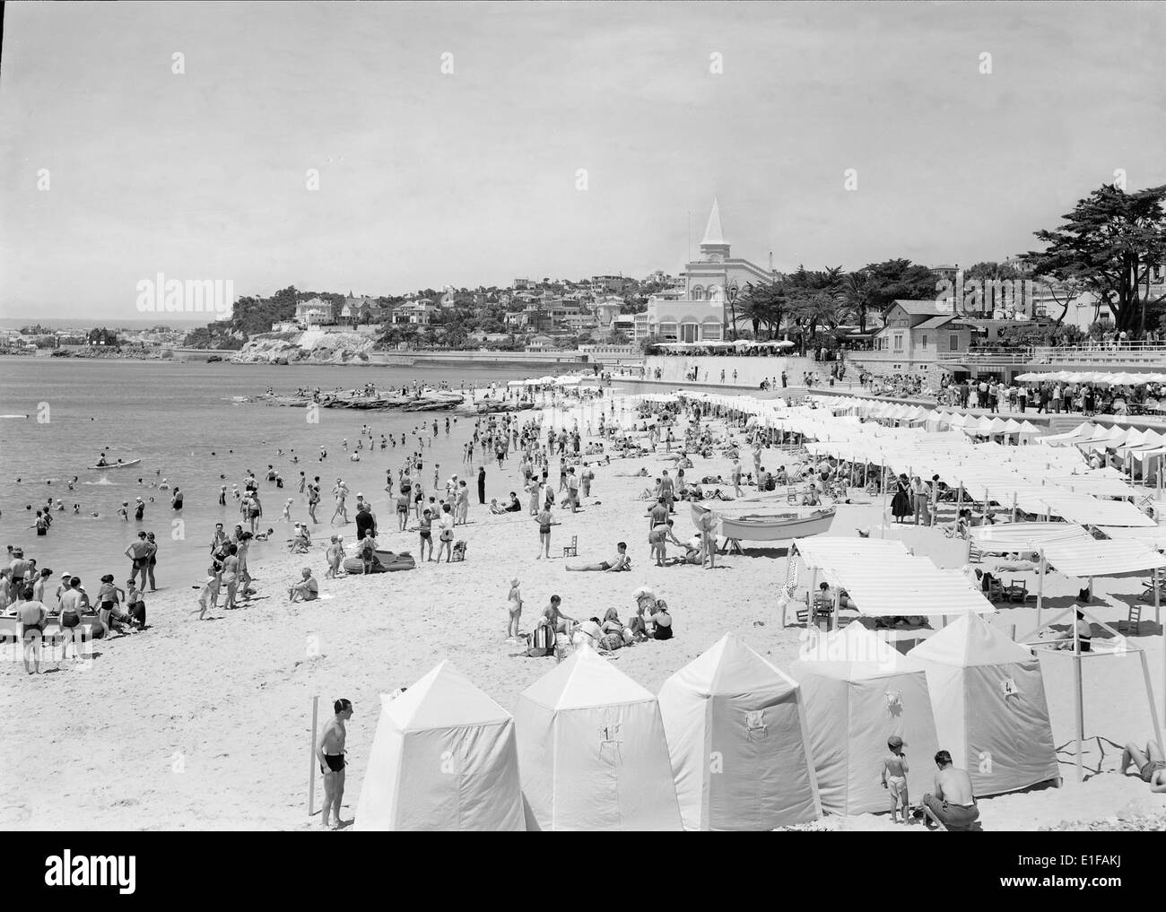 Praia do Tamariz in Estoril, Portugal, ist ein beliebter Strand, der ...