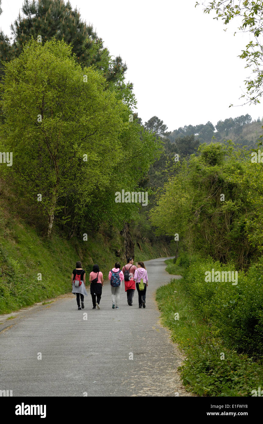 Leute, die gruppe gehen -Fotos und -Bildmaterial in hoher Auflösung – Alamy