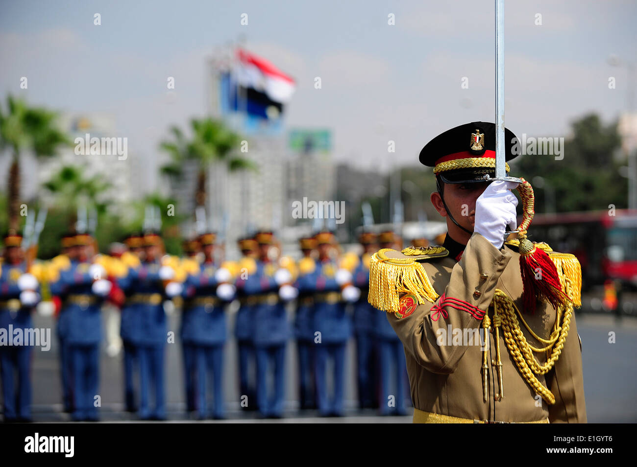 Soldaten stehen stramm -Fotos und -Bildmaterial in hoher Auflösung – Alamy