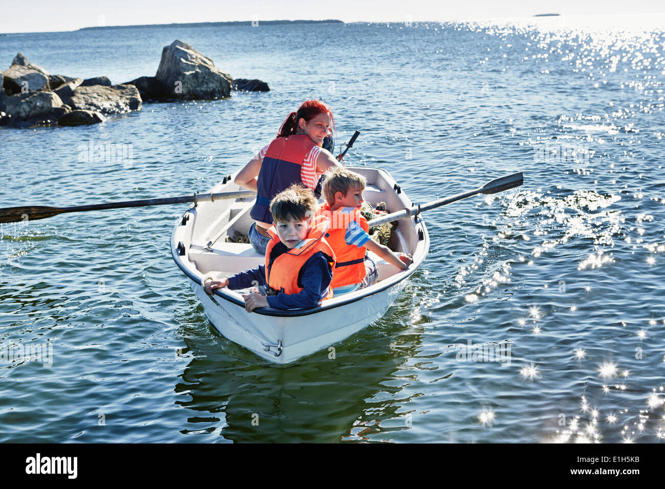 Mutter und zwei Söhnen im Rudern Boot am See, Hotels, Schweden ...