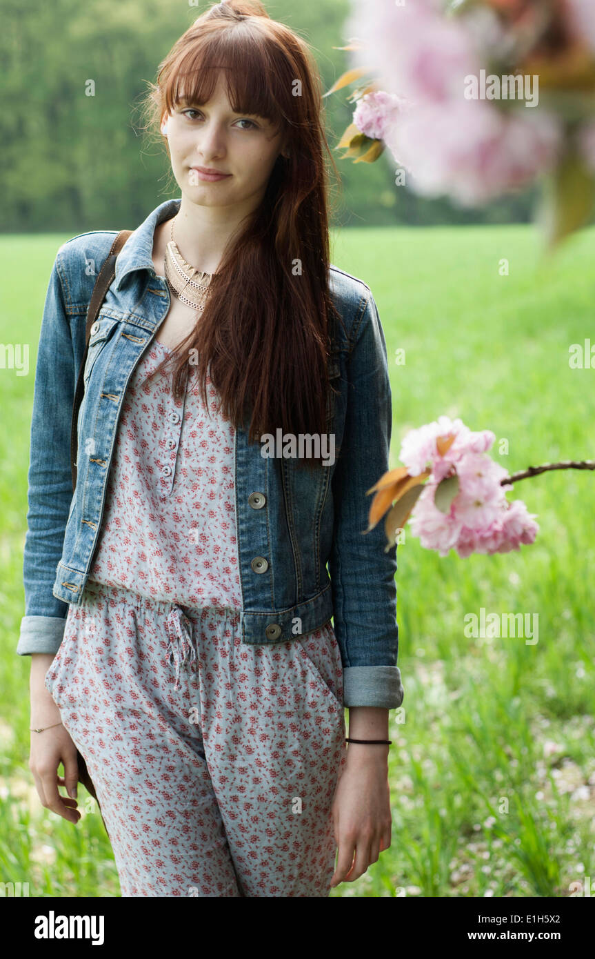 Porträt von Ernst junge Frau im Feld Stockfotografie - Alamy