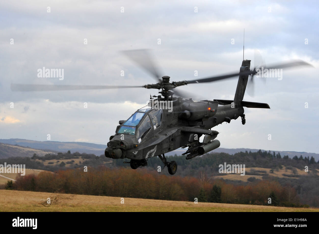 Ein US-Armee AH-64 Apache Hubschrauber hebt ab bei vereinten Kräften ...