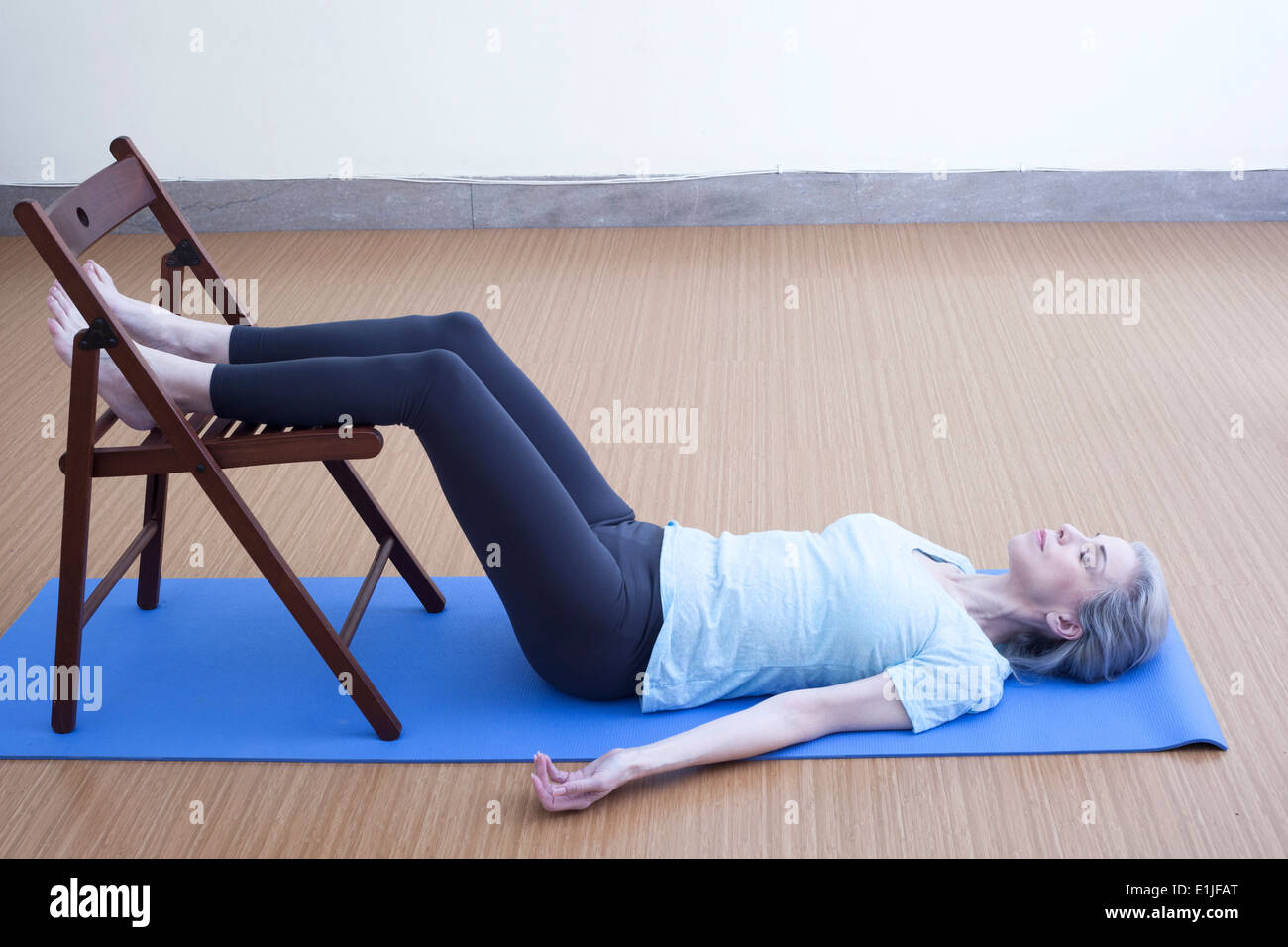Lange frauenbeine älter -Fotos und -Bildmaterial in hoher Auflösung – Alamy