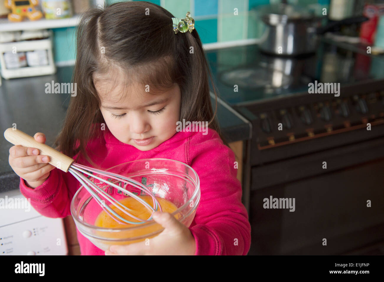Learning to cook -Fotos und -Bildmaterial in hoher Auflösung – Alamy