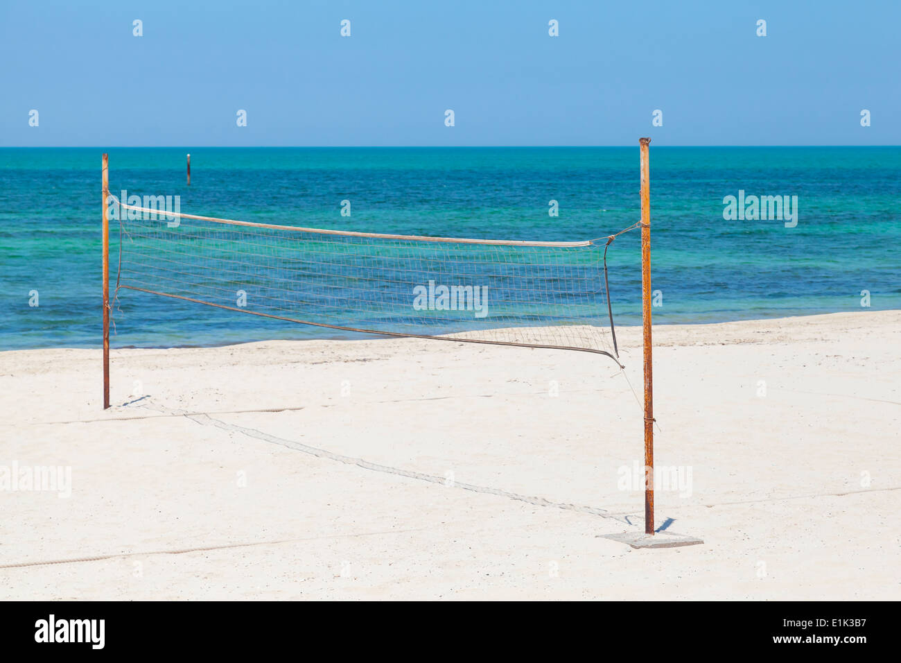 Volleyball spielen am strand -Fotos und -Bildmaterial in hoher ...