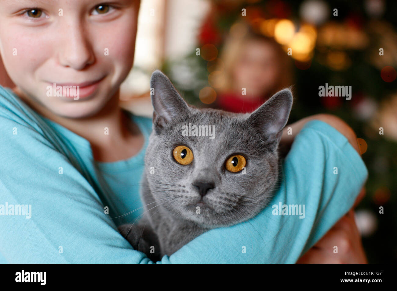 Mädchen mit katze -Fotos und -Bildmaterial in hoher Auflösung – Alamy