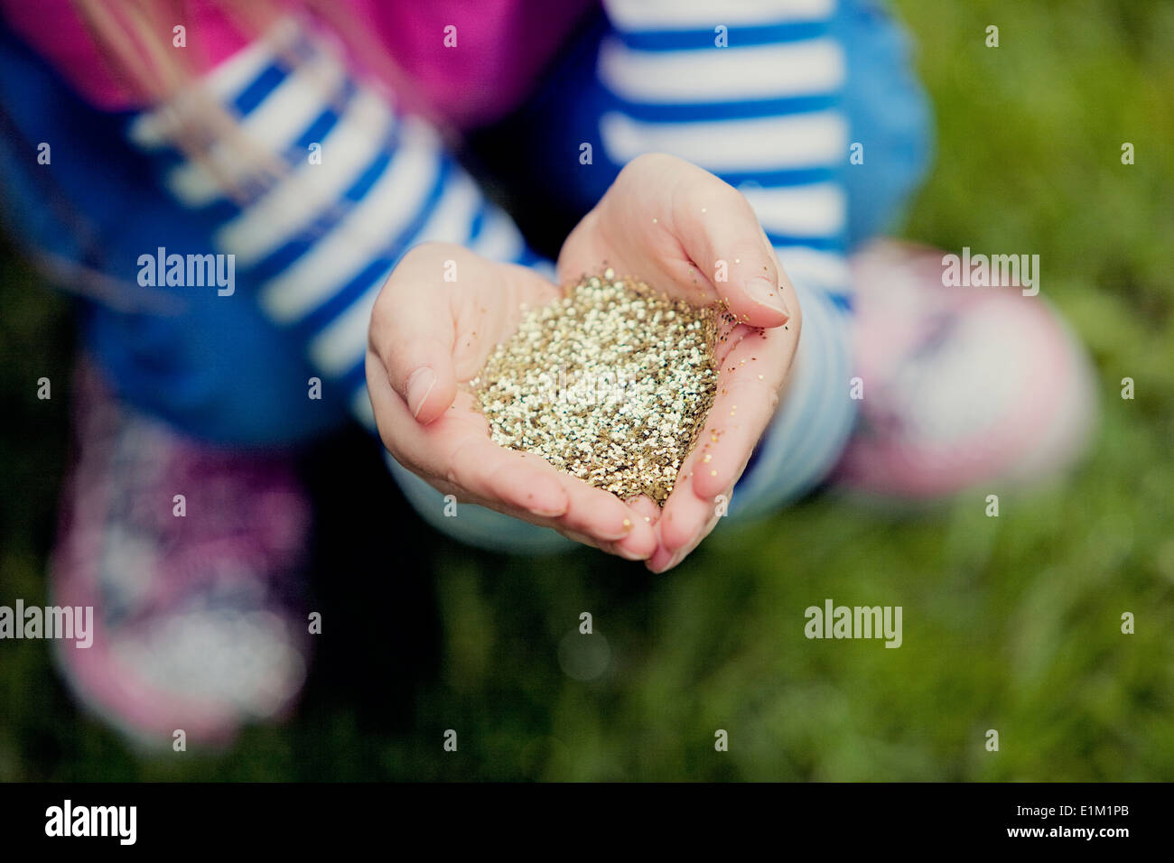 Kind sitzt hocken -Fotos und -Bildmaterial in hoher Auflösung – Alamy