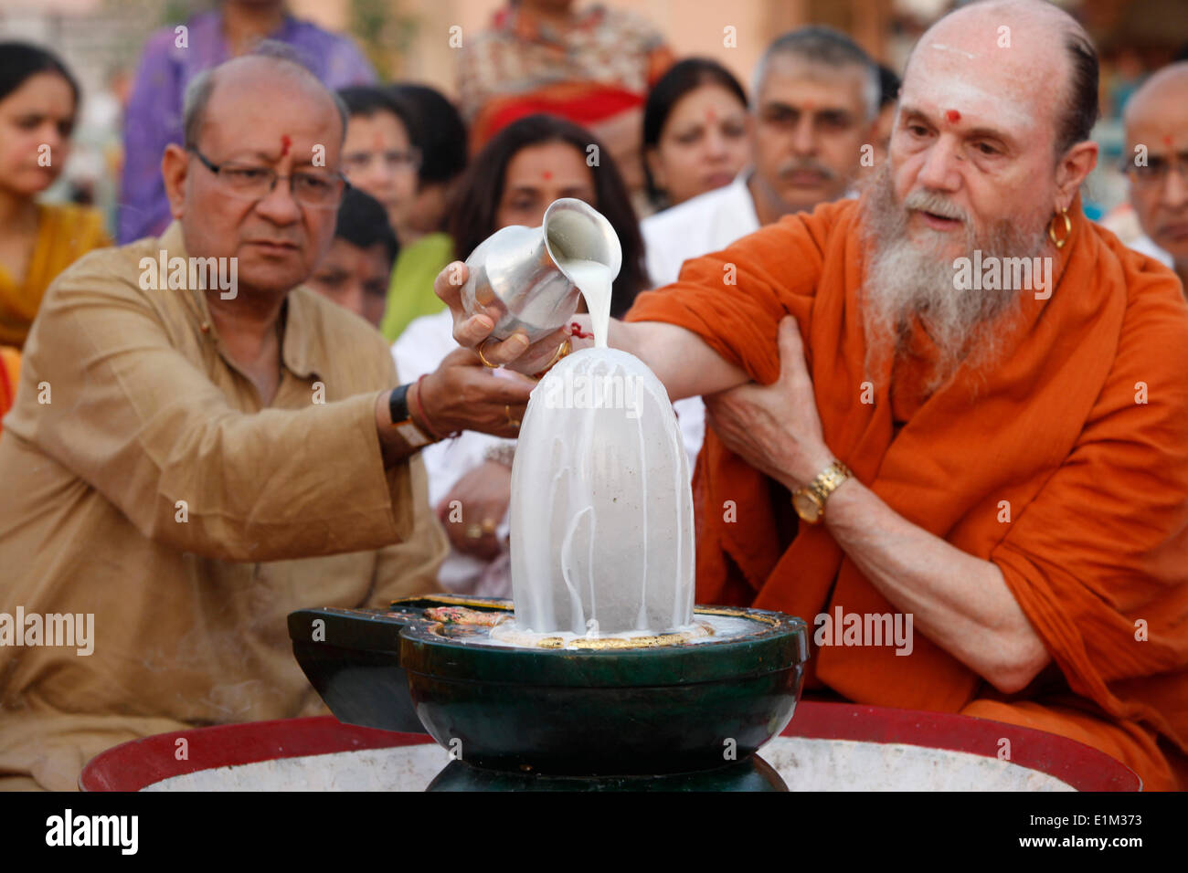 Lingam puja in parmath -Fotos und -Bildmaterial in hoher Auflösung – Alamy