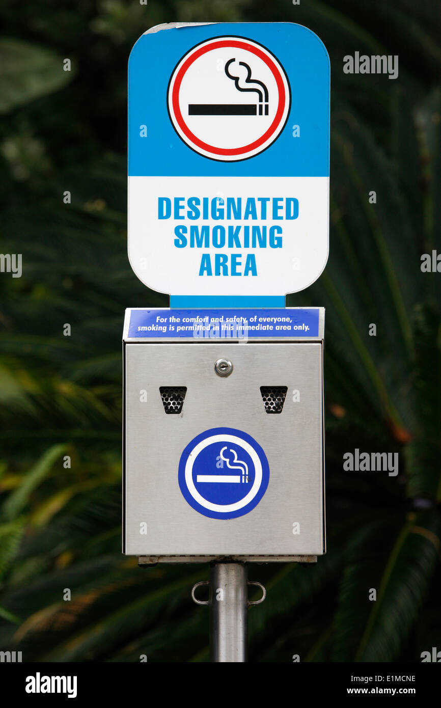 Designated smoking area sign -Fotos und -Bildmaterial in hoher ...