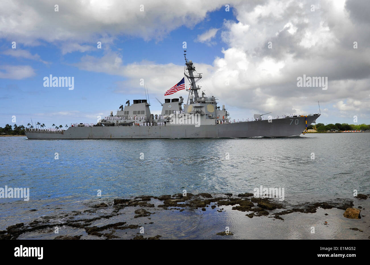 Der Lenkwaffenzerstörer USS Hopper (DDG-70) kehrt zu seinem Heimathafen ...