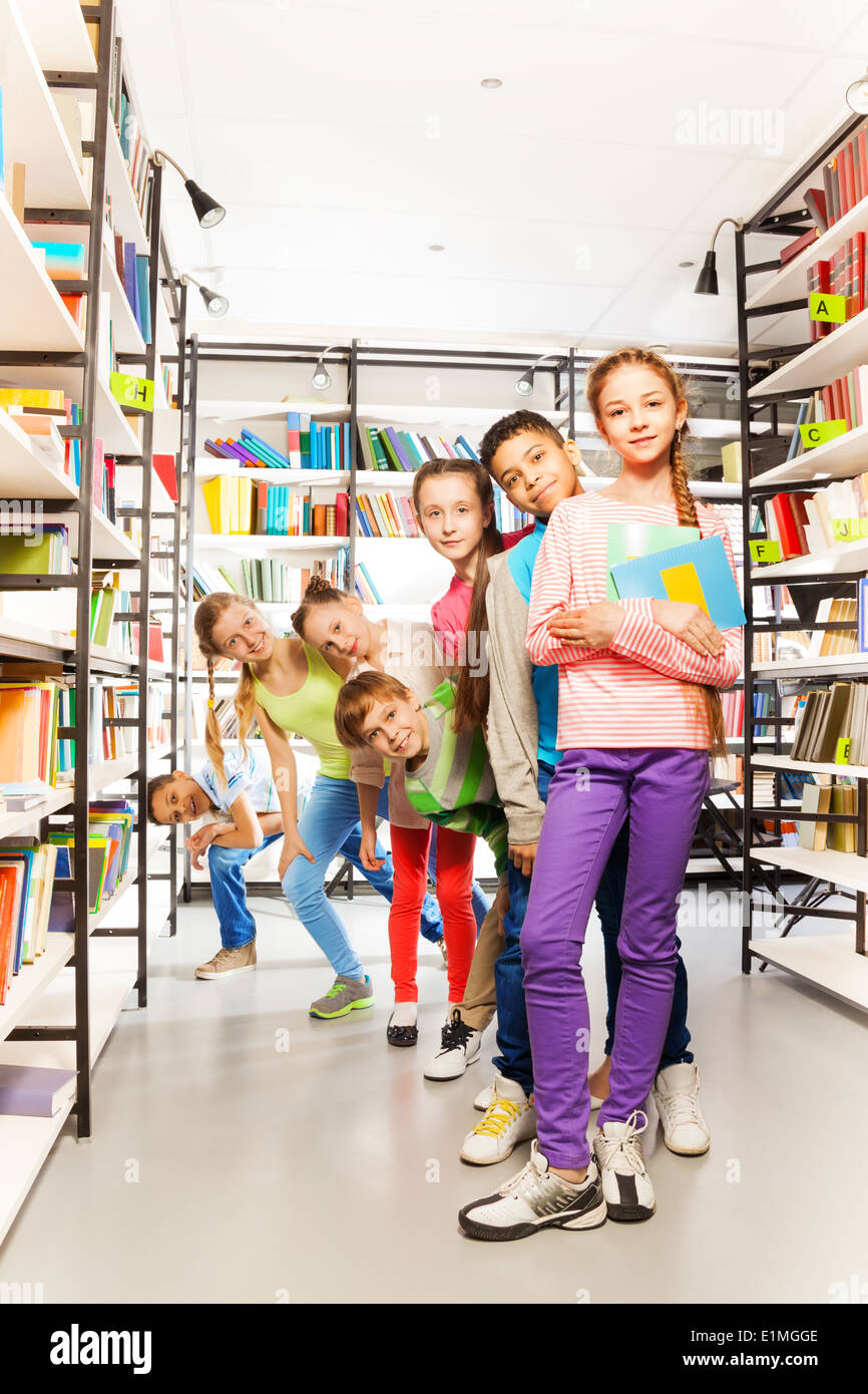 Kinder stehen hintereinander und spielen Stockfotografie - Alamy