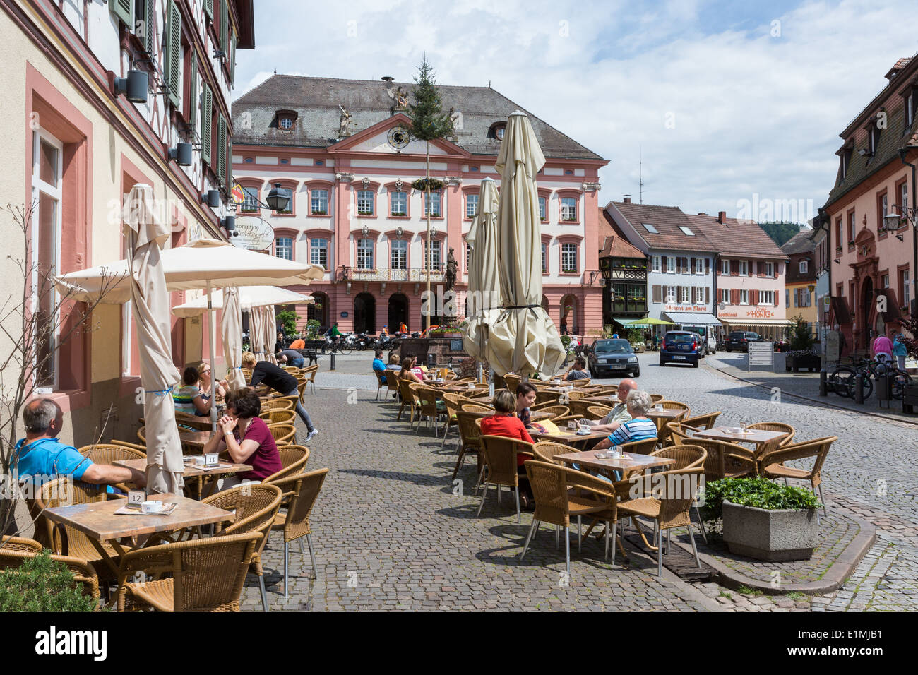 Ein Café vor dem Rathaus in der Schwarzwald-Stadt Gengenbach ...