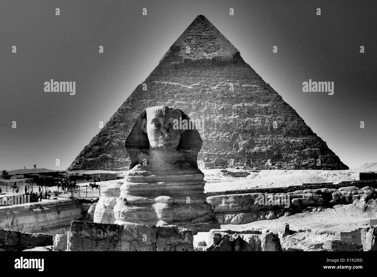 Die große Sphinx von Gizeh, mit der Pyramide des Khaefre (oder Chephren ...