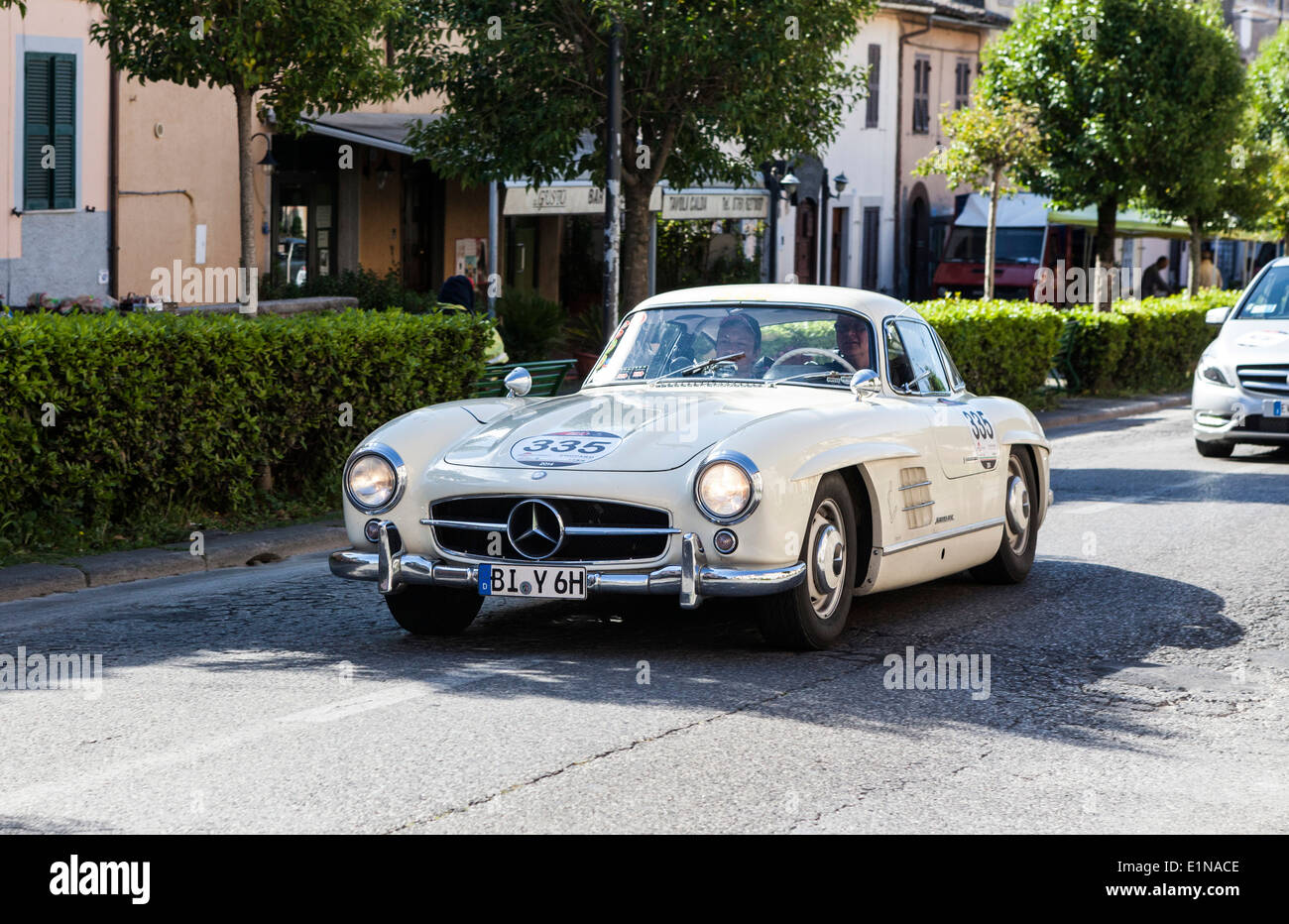 1955 gibt Mercedes-Benz 300 SL W im Wettbewerb mit den 2014 1000 Miglia ...