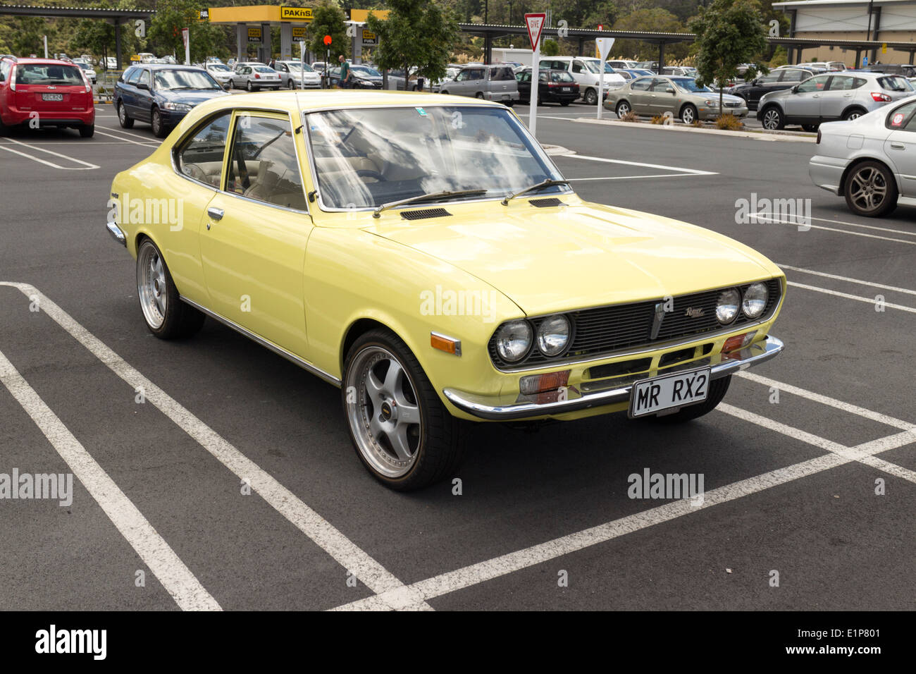Mazda yellow -Fotos und -Bildmaterial in hoher Auflösung – Alamy