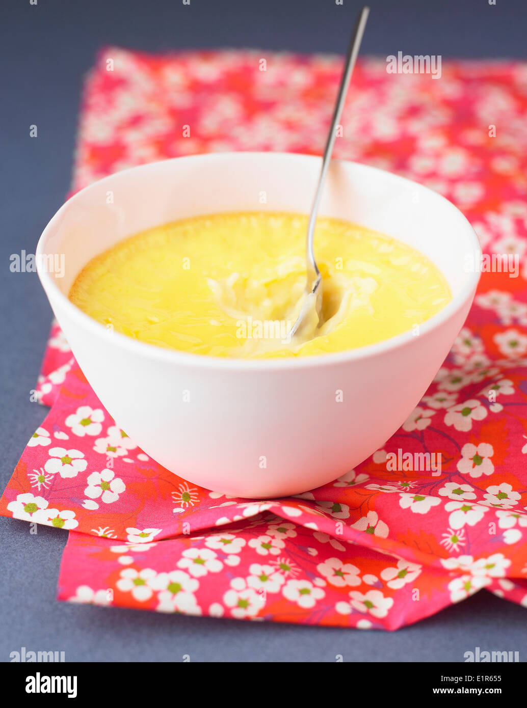 Egg cream -Fotos und -Bildmaterial in hoher Auflösung – Alamy